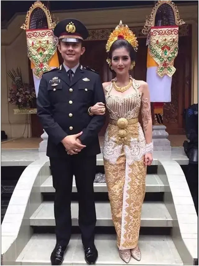 6 Artis Ini Gelar Pernikahan Pakai Adat Bali, Ada Laura Theux dan Indra Brotolaras - Hot ...