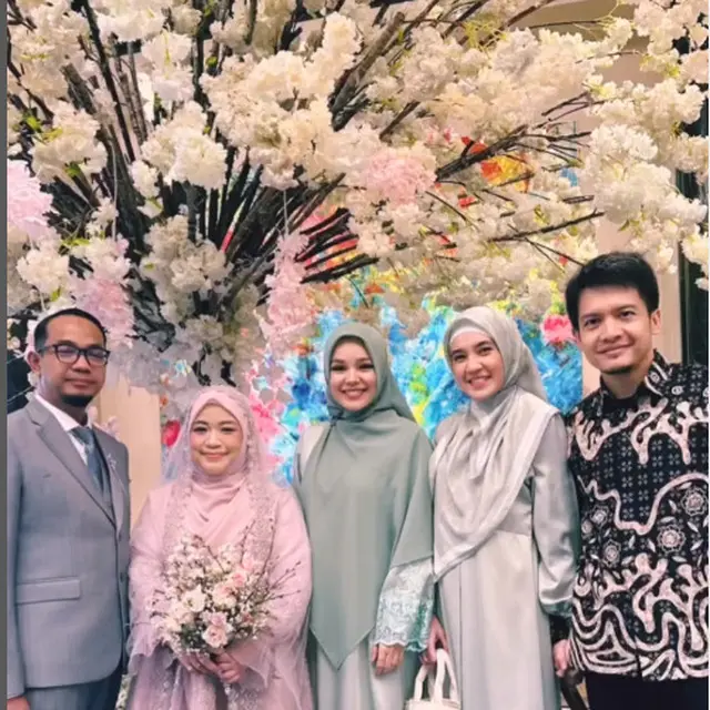 12 Tahun Nikah Belum Punya Anak, Ini 6 Potret Terbaru Dewi Sandra Makin Religius - Hot Liputan6.com