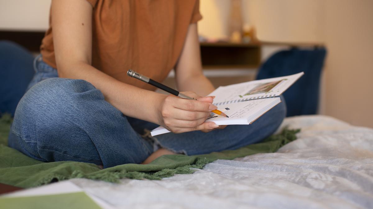 5 Ide Topik Journaling untuk Detox Gadget - Lifestyle Fimela.com