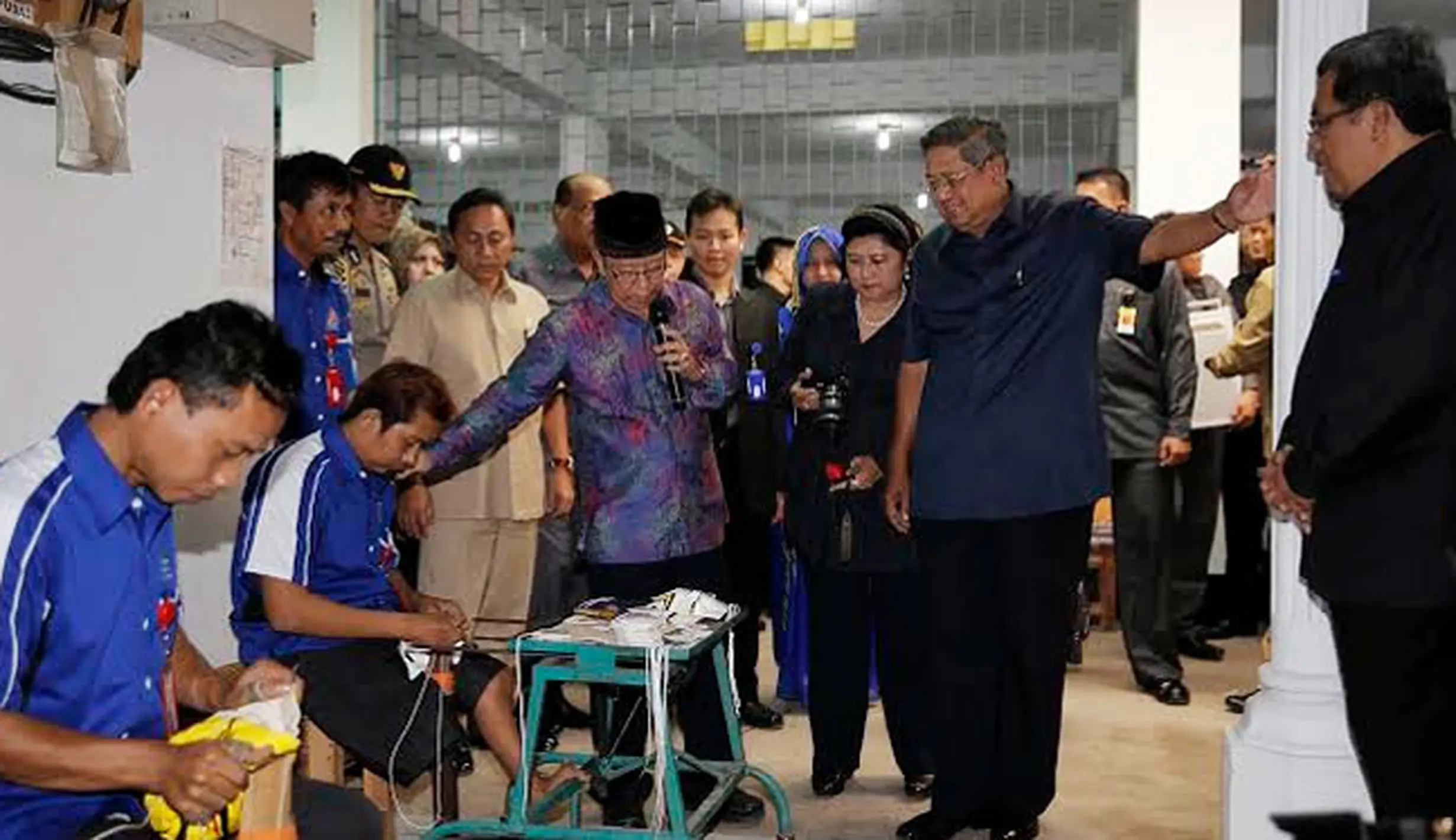 [FOTO] Mengintip Cara SBY Menendang Bola - Foto Liputan6.com