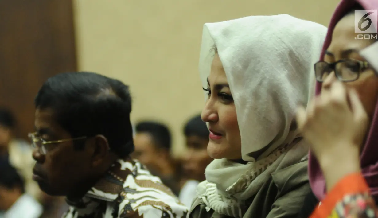 FOTO: Deisti Astriani Tagor Setia Ikuti Persidangan Setya Novanto - Foto Liputan6.com