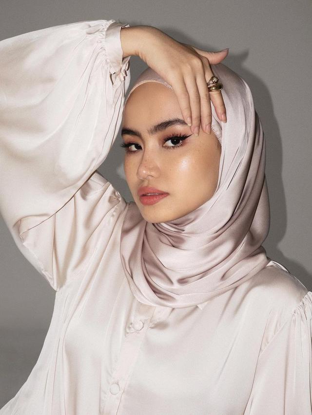 3 Jenis Kain Hijab Pashmina yang Mudah Dibentuk dan Bikin Tampilan ...