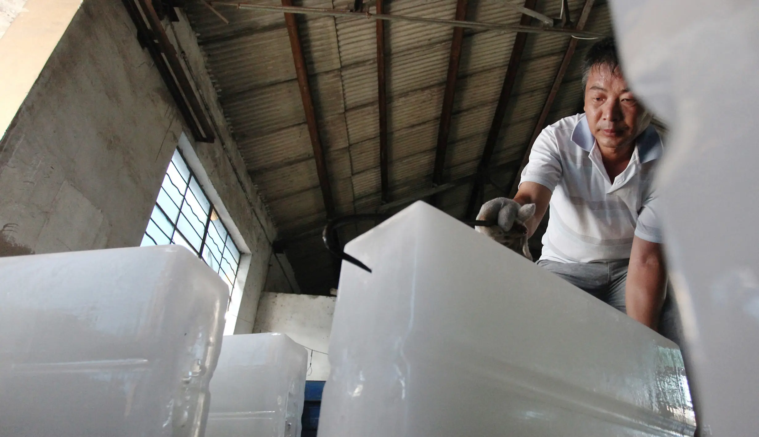 FOTO: Mengintip Pabrik Pembuatan Es Balok di China - Foto Liputan6.com