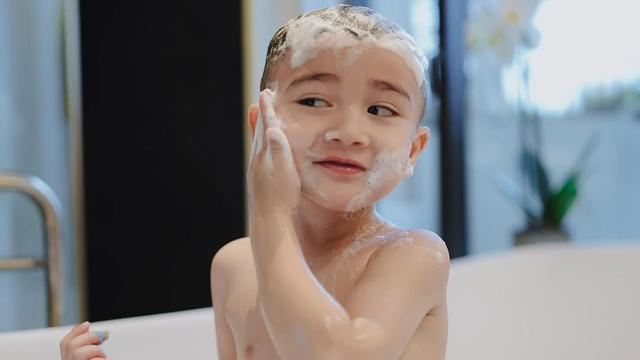 4 Potret Rayyanza Mandi di Bathtub saat Liburan, Netizen Takjub dengan ...