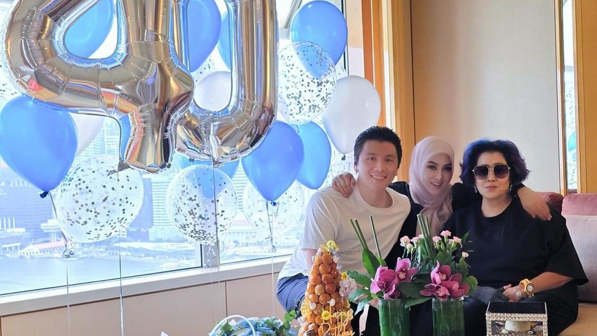Syahrini Rayakan Ultah Suami bareng Mertua, Tampilannya Cantik Berkelas - Entertainment Fimela.com