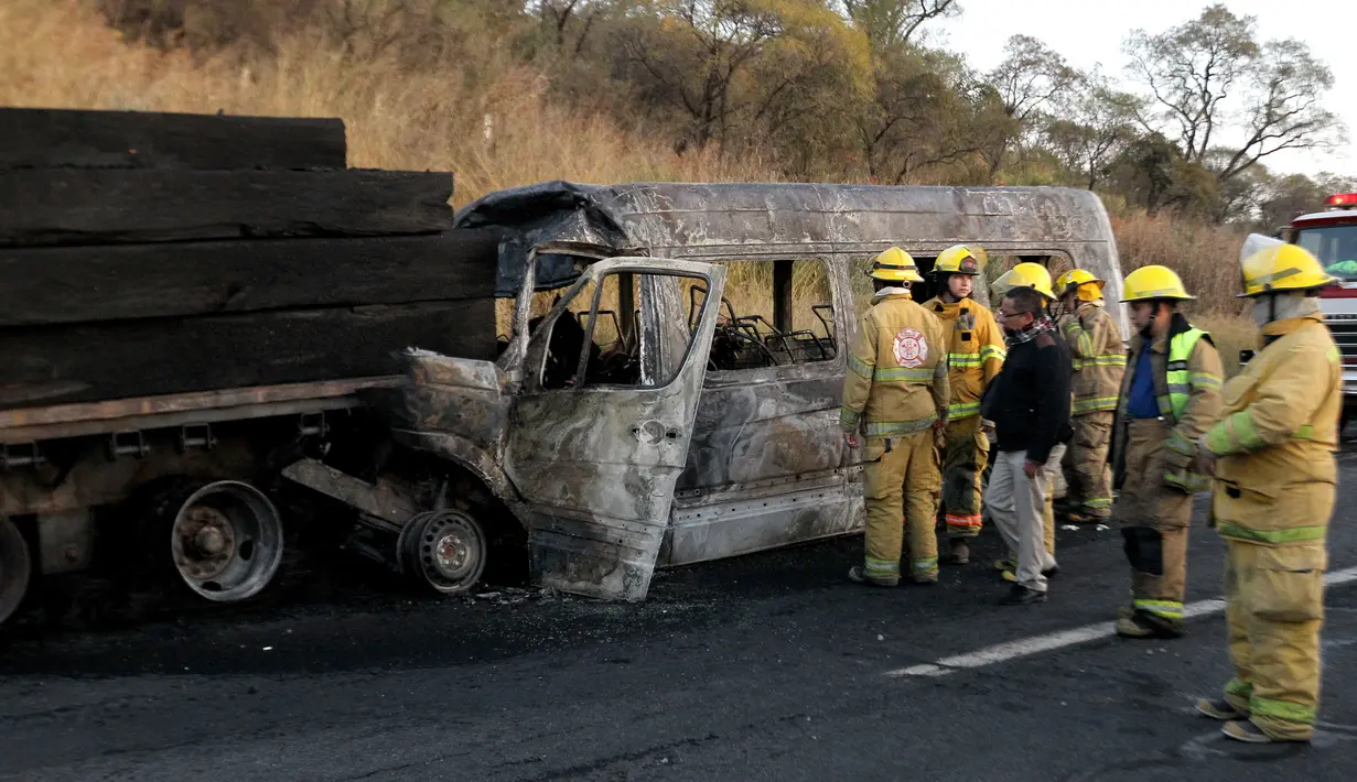 FOTO: Van Berisi Keluarga Tabrak Truk di Meksiko, 14 Orang Tewas - Foto ...
