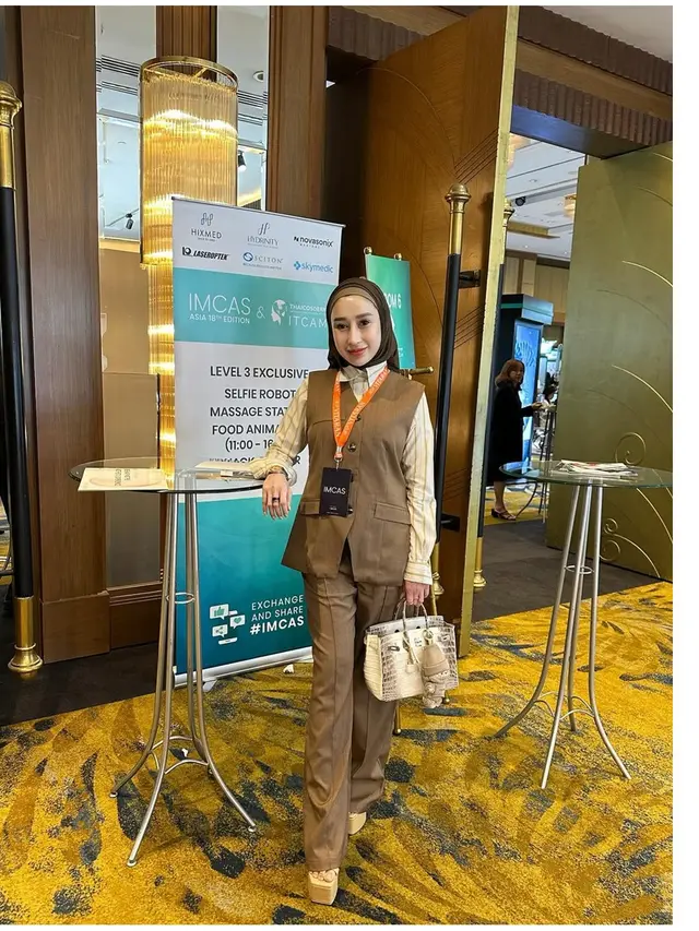 5 Gaya Stylish Reza Gladys Pakai Setelan Rompi, Cocok Buat Ngantor ...