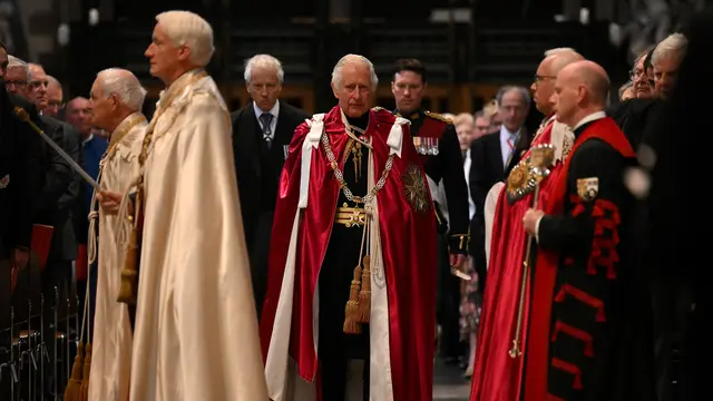 Alasan di Balik Jubah Dipakai Saat Penobatan, Raja Charles III Kenakan ...