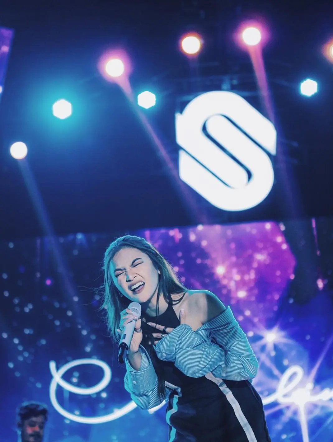 Potret Mahalini Raharja Totalitas Nyanyi di Atas Panggung, Penuh ...