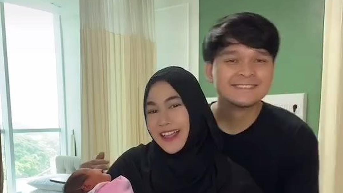 6 Potret Anisa Rahma Saat Momong Baby Twins