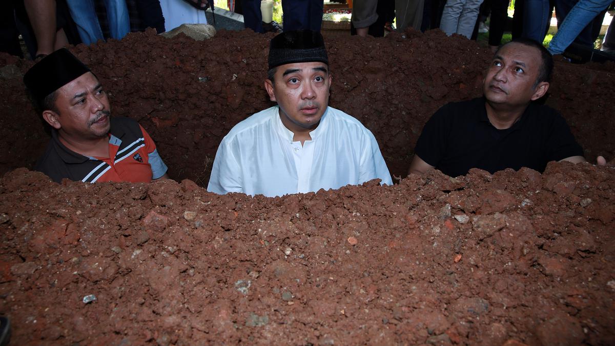 Kata-kata Mengharukan Farhan Usai Memakamkan Jenazah Anak ...
