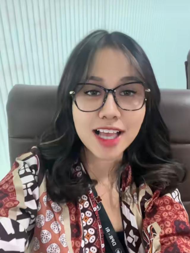 7 Potret Mayang Lucyana Magang di DPR RI, Ini Deretan Tugasnya Kerja Kantoran