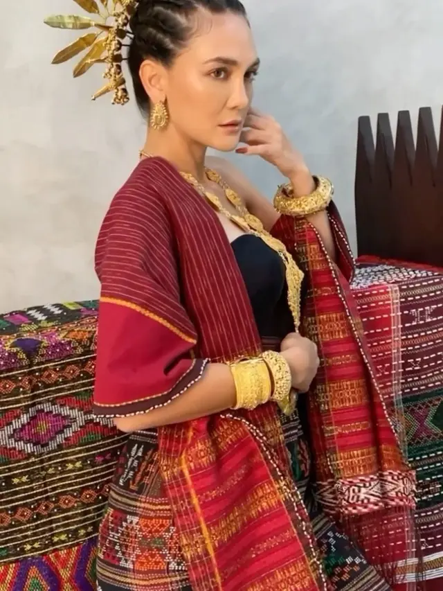 5 Gaya Luna Maya Pakai Kain Ulos Ini Tampil Makin Menawan - Hot ...