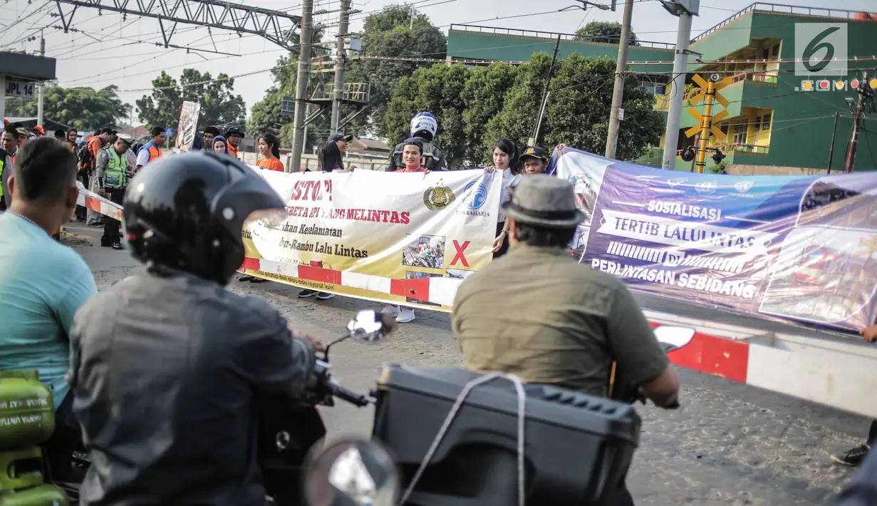 FOTO: Banyak Kecelakaan, KAI Sosialisasi Tertib Lalu Lintas di Perlintasan Kereta Bukit Duri ...