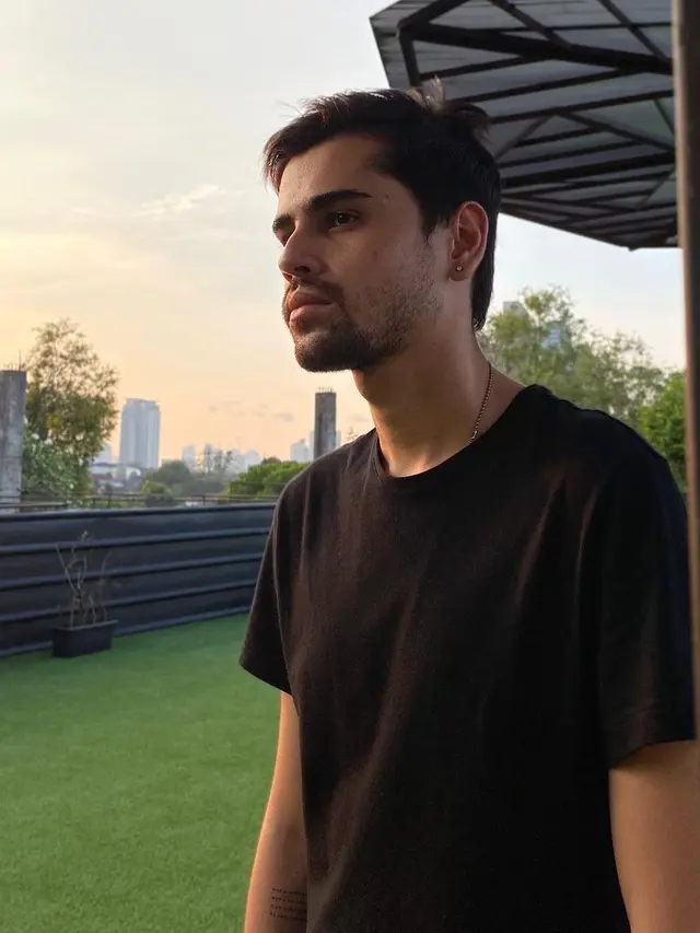Ingat Penyanyi Parodi 'Justin Bibir'? Ini 6 Potret Terbaru Jonathan Dakota