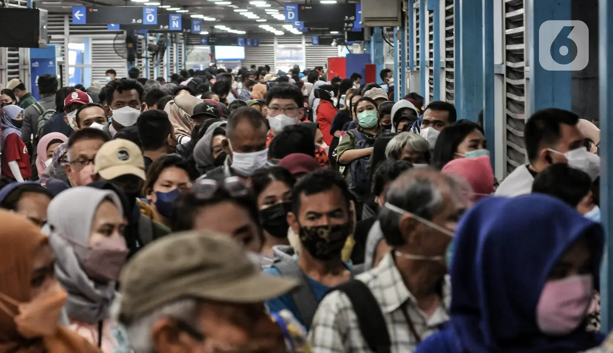 FOTO: Usai Libur Lebaran, Penumpang Bus Transjakarta Kembali Padat ...