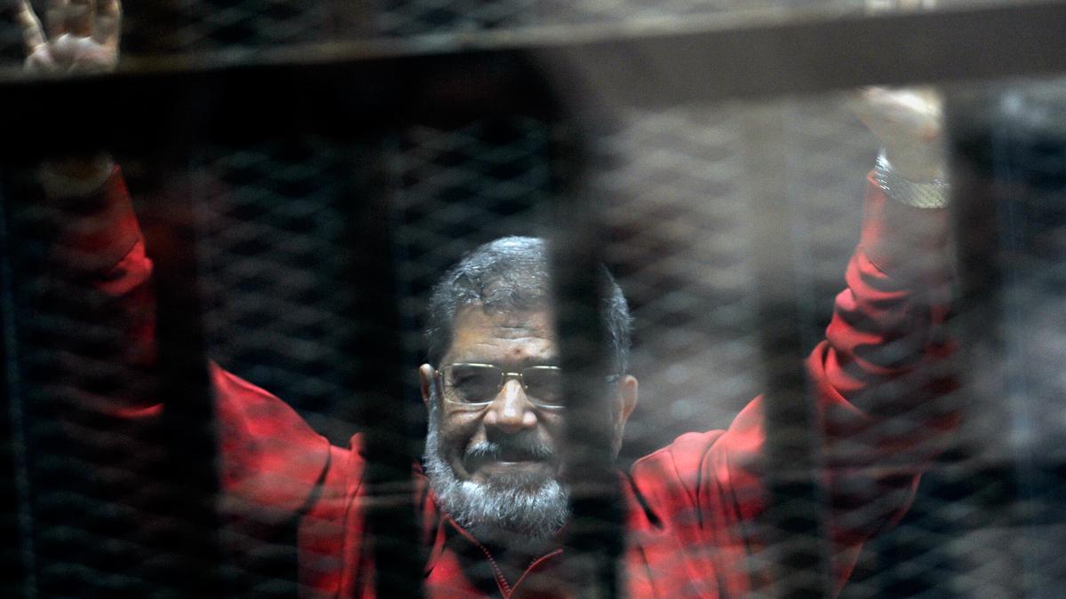 FOTO: Momen Mohammed Morsi Jalani Sidang Sebelum Meninggal