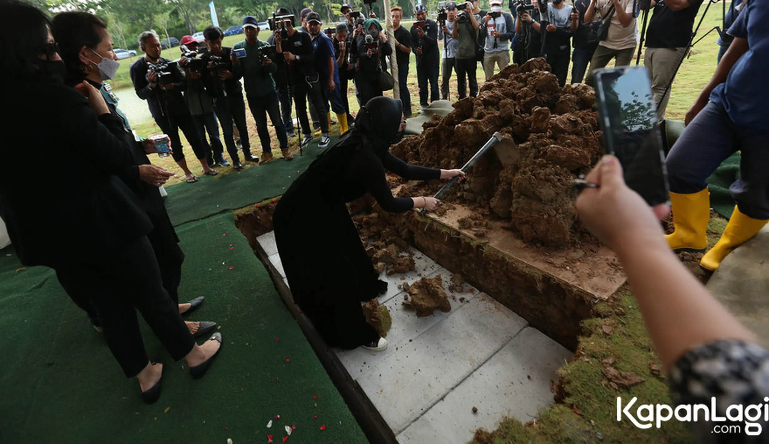 Potret Pemakaman Lucky Sondakh, Angelina Sondakh Bantu Gotong Peti ...