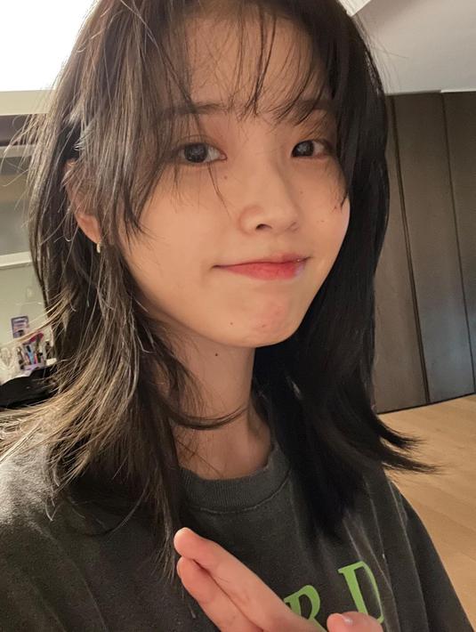 Baru Berulang Tahun, Ini Potret Cantik IU dalam Gaya Rambut Wolf Cut ...