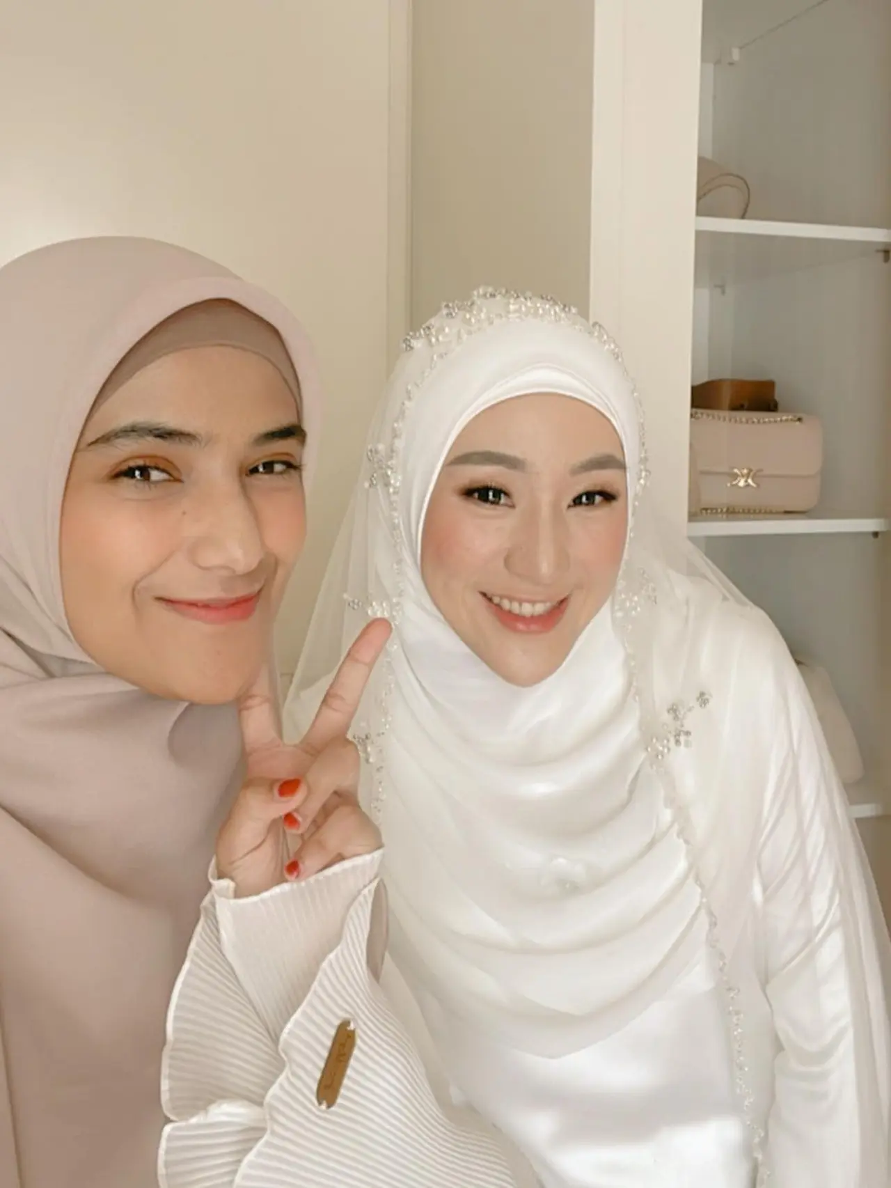 7 Potret Nadya Mustika di Akad Nikah Larissa Chou dan Ikram Rosadi ...
