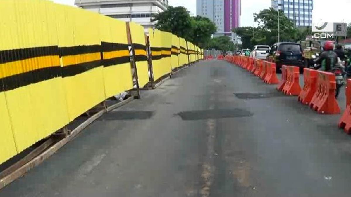 VIDEO: Retak Kembali, Jalan Raya Gubeng Rawan Dilewati? - Regional ...