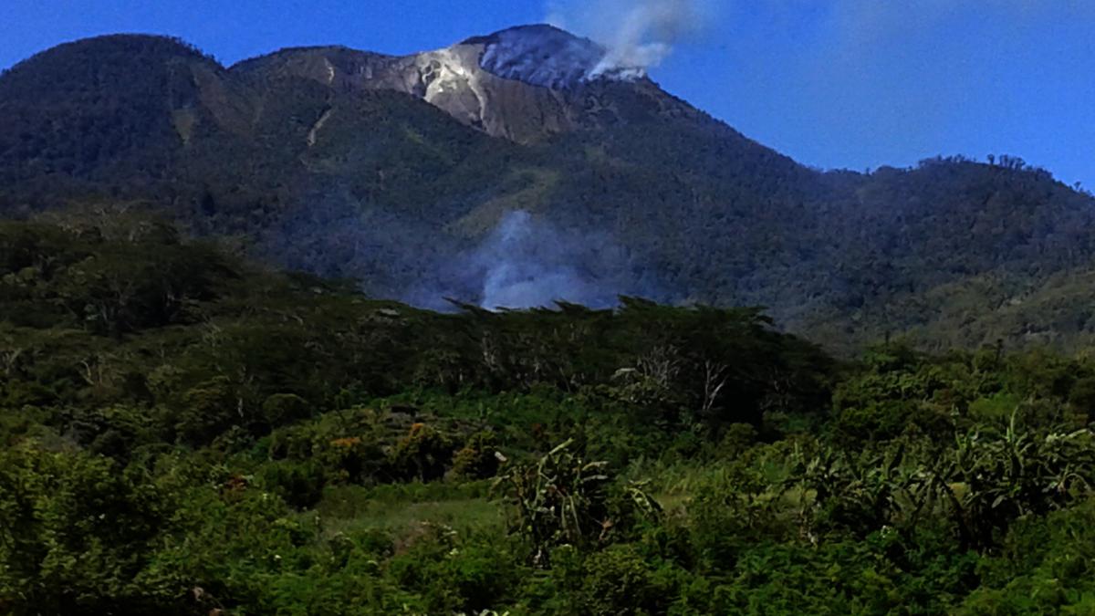Api Terlihat di Puncak Gunung Talang Solok - Regional Liputan6.com