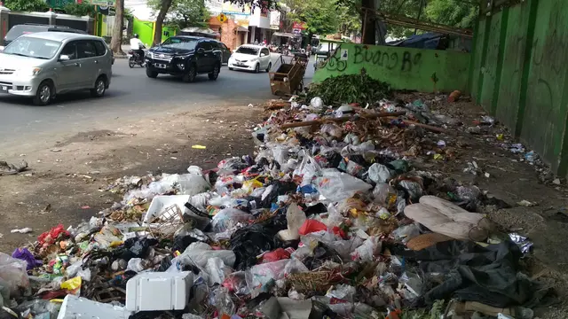 Lebaran, Tumpukan Sampah Plastik di TPPS Kesambi Cirebon Capai 1 Meter - Regional Liputan6.com