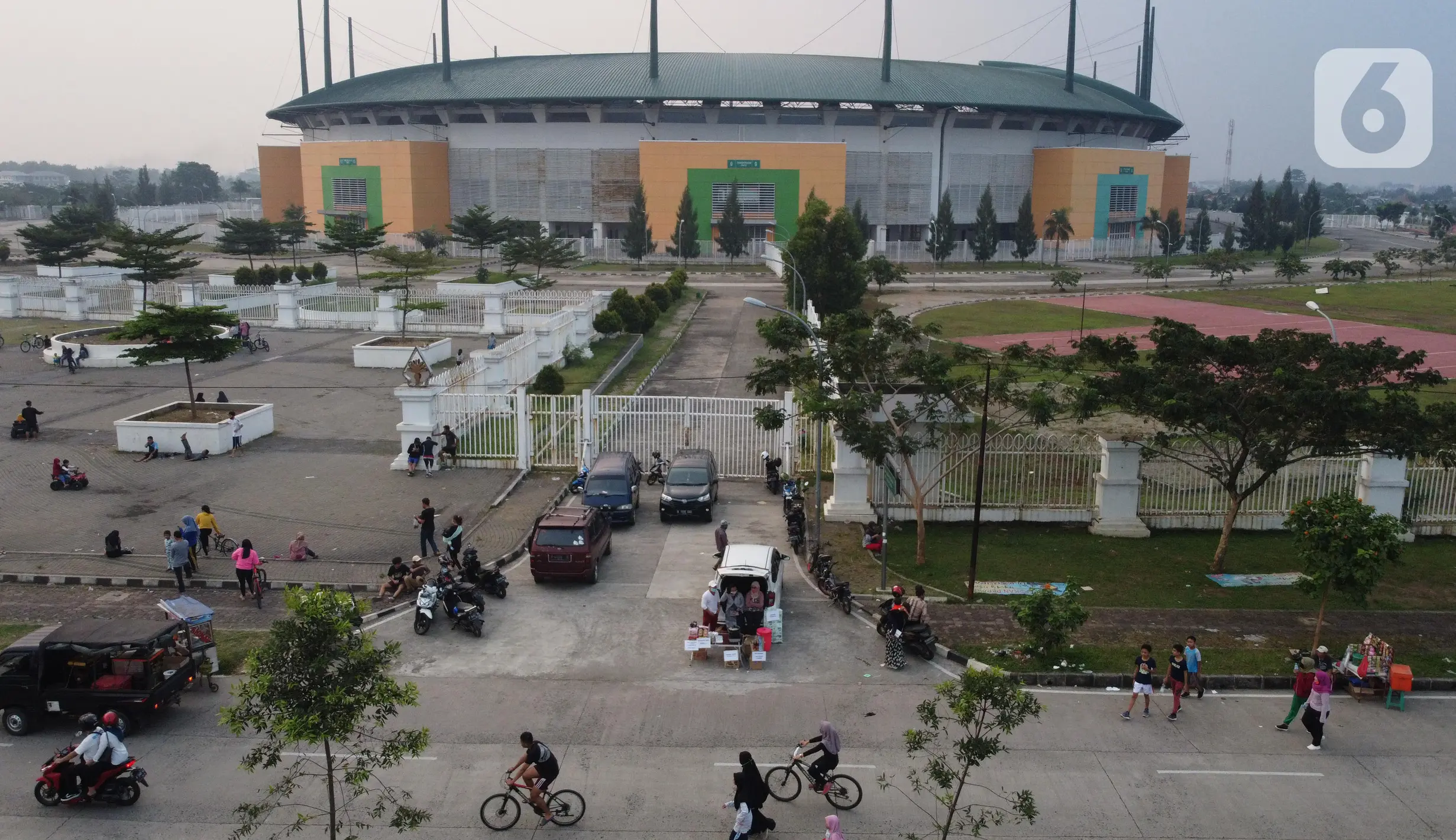 FOTO: Kawasan Lingkar Stadion Pakansari Tetap Dipenuhi Warga - Foto ...