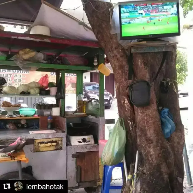 6 Potret Nyeleneh Orang Nonton Bola Ini Bikin Geleng Kepala, Kocak Banget - Hot Liputan6.com