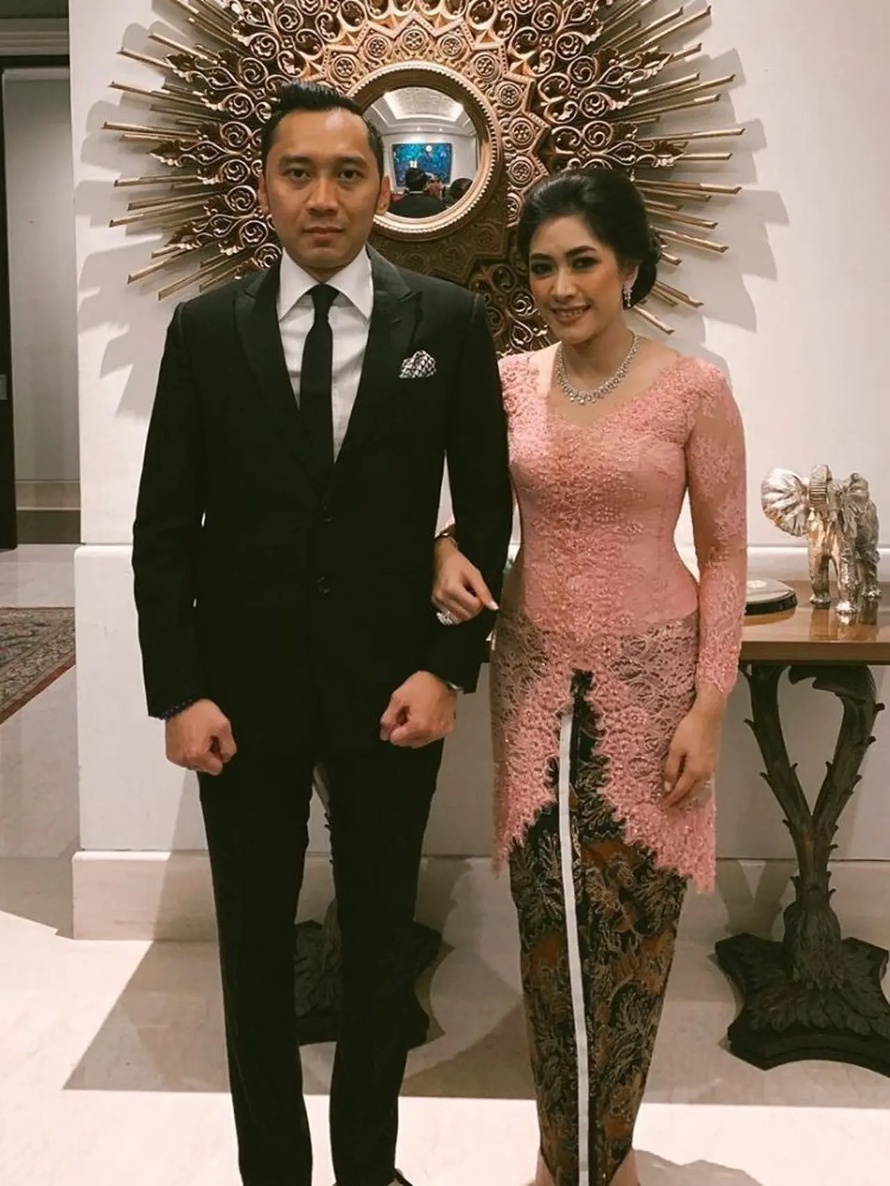 10 Potret Gaya Annisa Pohan dan Aliya Rajasa Saat Pakai Kebaya