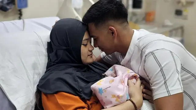 Ridho 2R Ceritakan Proses Kelahiran Anak, Penuhi Keinginan Istri untuk Potong Rambut - ShowBiz ...