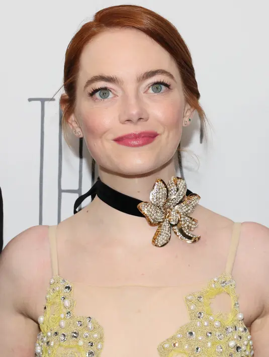 Emma Stone Kembali ke Red Carpet dengan Rambut Merahnya - Foto Liputan6.com