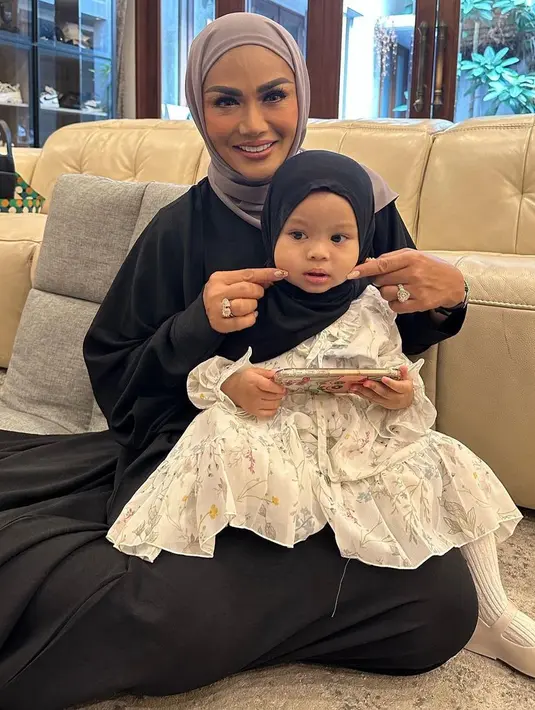 6 Gaya Ameena Atta Tampil Soleha Kenakan Dress Rp400ribuan dan Kerudung ...