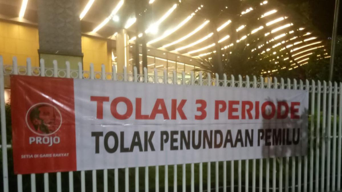 Jelang Kedatangan Jokowi di Surabaya, Muncul Spanduk Tolak Tiga Periode ...