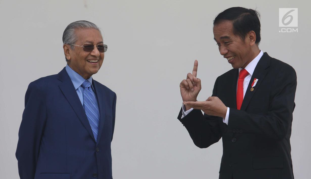 FOTO: Lambaian Tangan Jokowi dan PM Malaysia dari Beranda Istana - Foto Liputan6.com