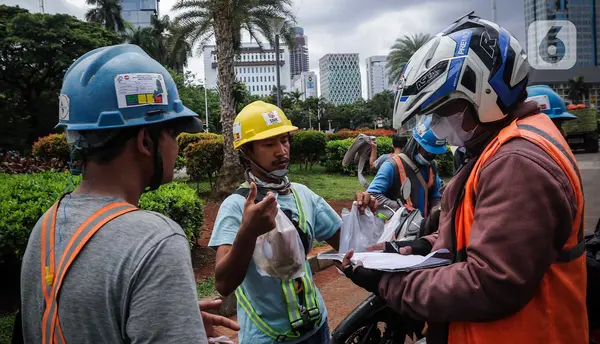 Demo Kades, Massa Mulai Penuhi Jalan Depan DPR - News Liputan6.com