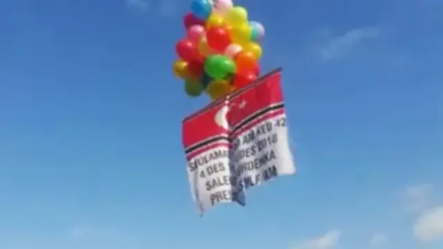 Balon Udara Bawa Bendera Bintang Bulan Berkibar di 4 Desember ...