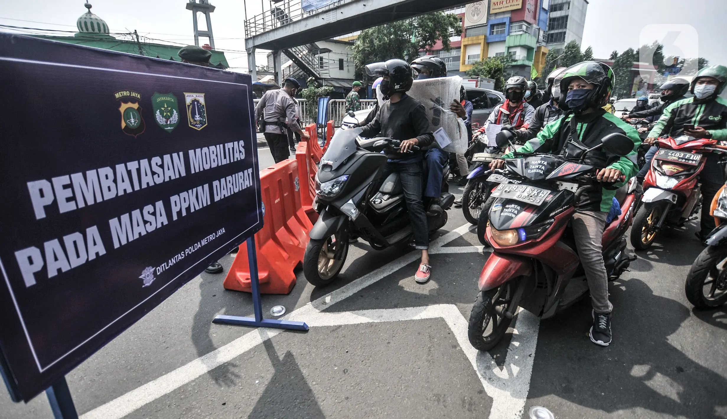 FOTO: Suasana Penyekatan PPKM Darurat di Jalan Basuki Rahmat - Foto ...
