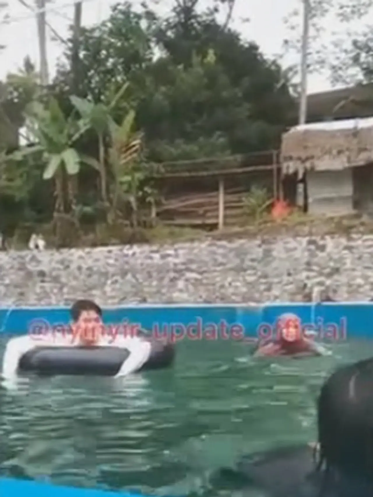 5 Potret Lesti Kejora-Rizky Billar Berenang Bareng, Tampak Bahagia dan Santai Dilihat Warga ...