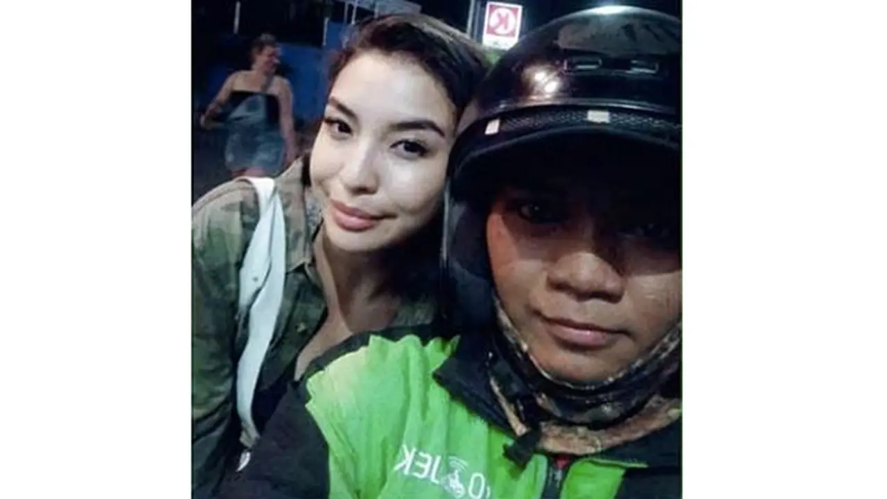 Naik Ojek Online Pakai Baju Seksi, Manohara Dikira Maria Ozawa - ShowBiz Liputan6.com