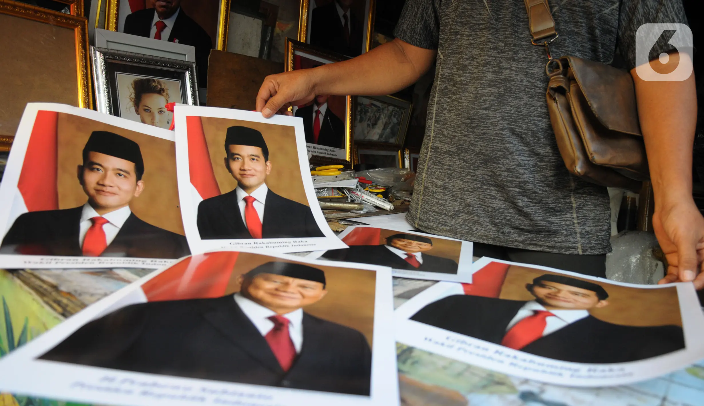 Pedagang Bingkai Mulai Jual Foto Presiden dan Wapres Bergambar Prabowo ...