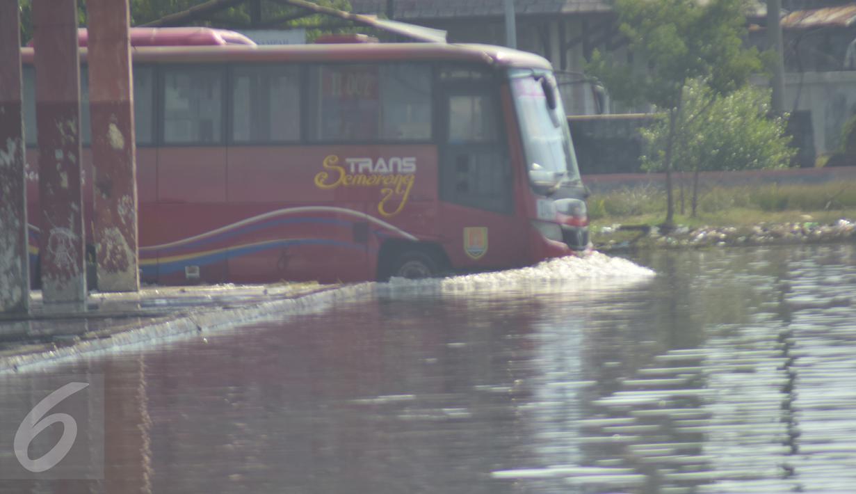 Banjir Rob Rendam Terminal Terboyo Semarang - Foto Liputan6.com