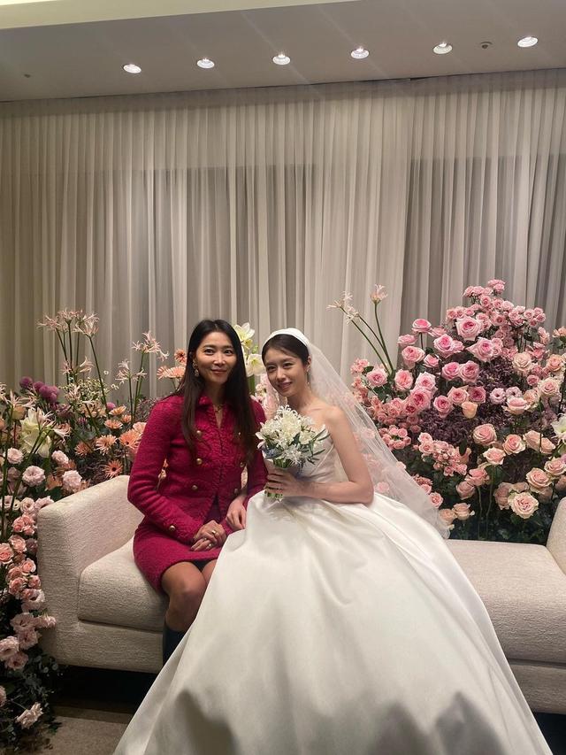 Pernikahan Jiyeon T-Ara Bertabur Bintang: Jin BTS Ikut Kondangan IU Nyumbang Lagu - ShowBiz ...