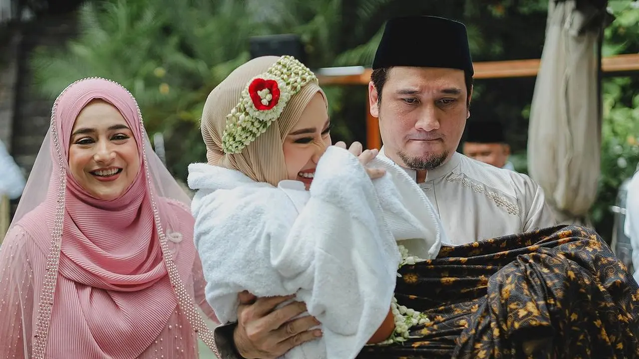 Potret Siraman Tengku Anataya Anak Cindy Fatikasari, Tengku Firmansyah ...