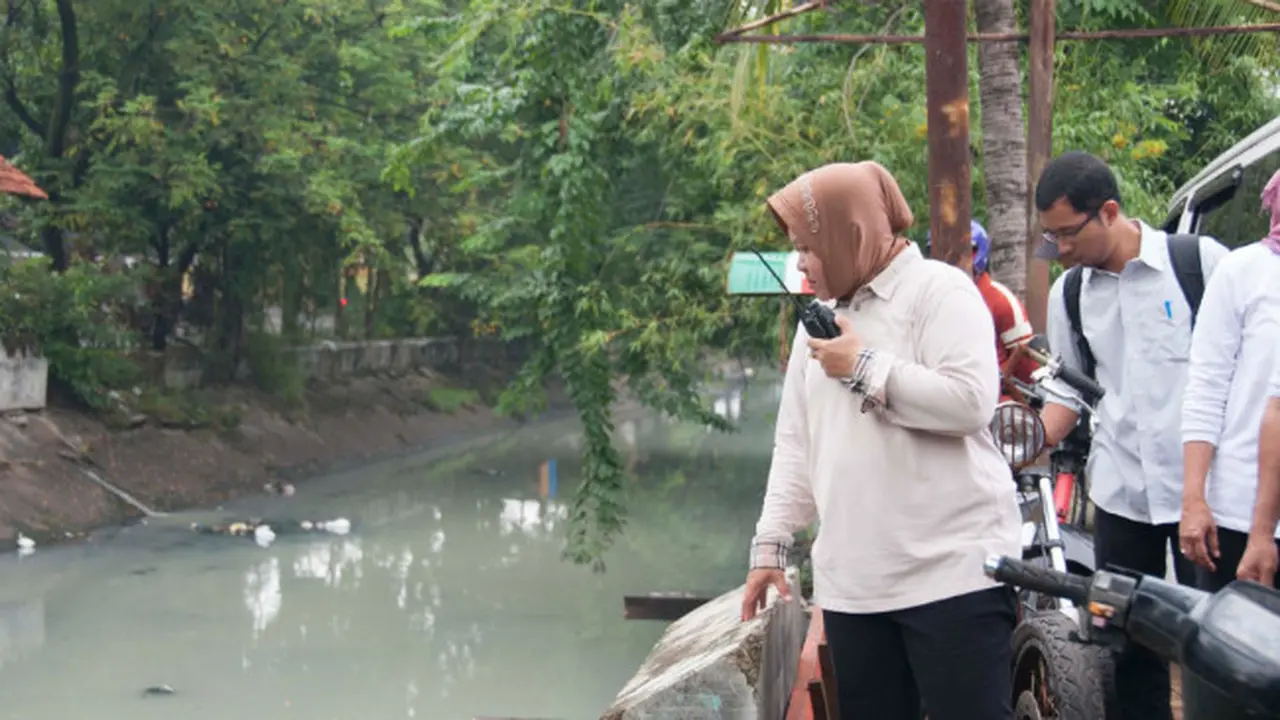 9 Potret Risma Saat Kerja Bakti dan Tinjau Lapangan di Surabaya (I ...