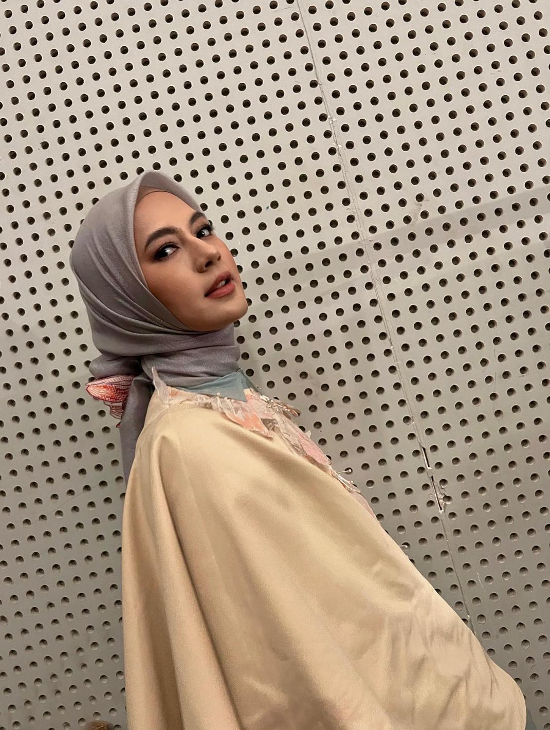 Pesona Paula Verhoeven, Bersinar di Jakarta Fashion Week 2025