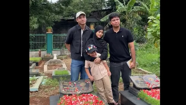 7 Momen Gala Sky Ziarah ke Makam Orang Tua di Hari Ulang Tahun Vanessa Angel - Hot Liputan6.com