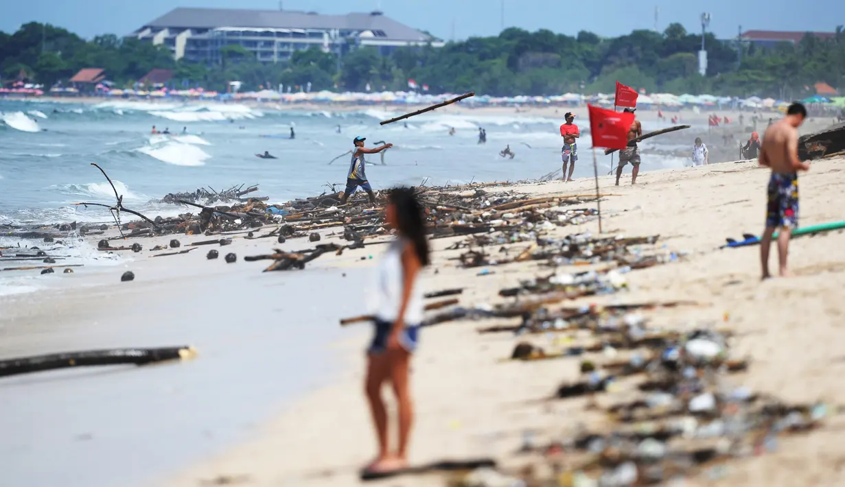 FOTO: Pantai Kuta Dikotori Sampah Kiriman - Foto Liputan6.com