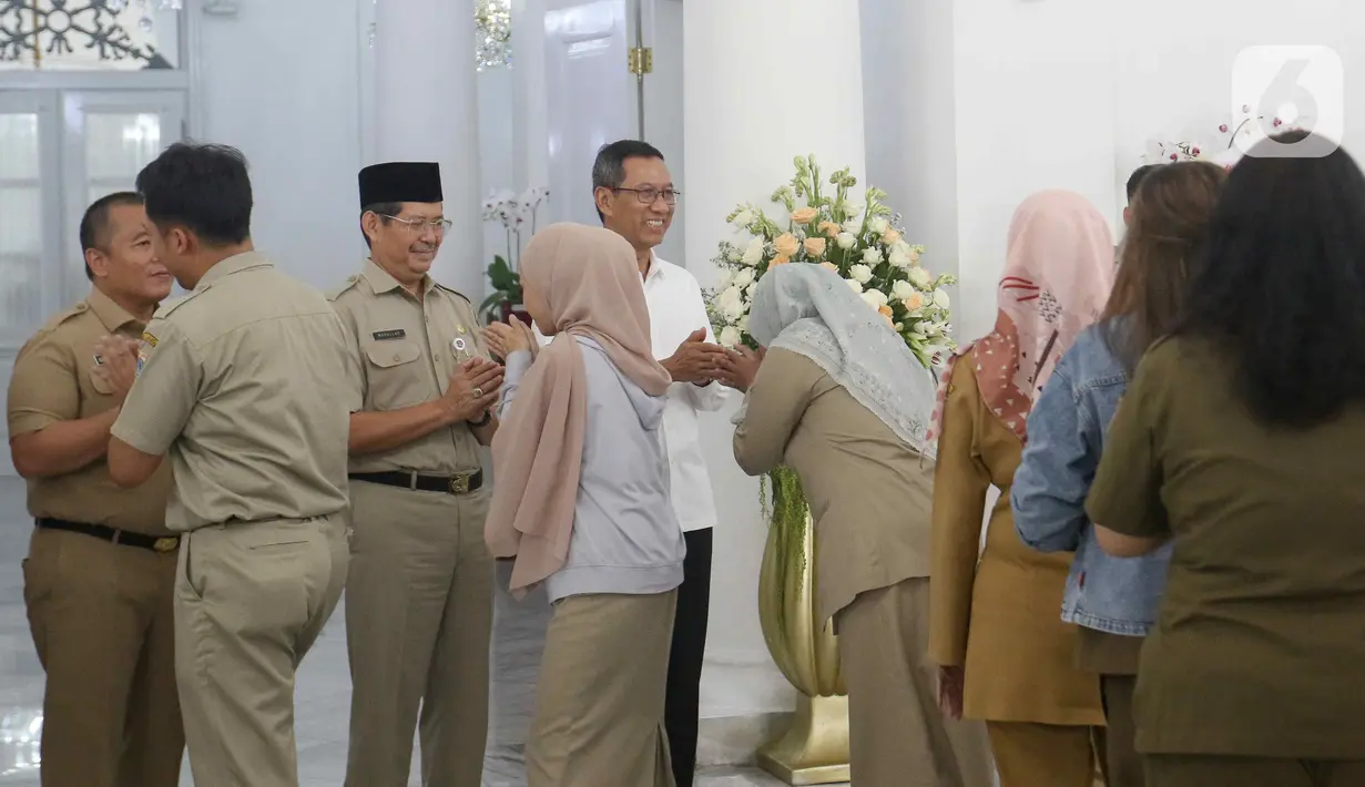 Halal Bihalal ASN di Hari Pertama Masuk Kerja - Foto Liputan6.com