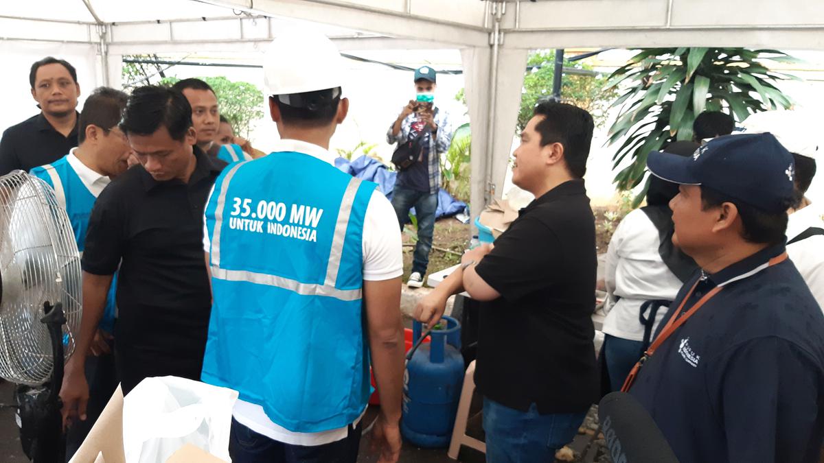 Sidak Posko Banjir Bumn Erick Thohir Jamin Pasokan Air Bersih Dan Obat
